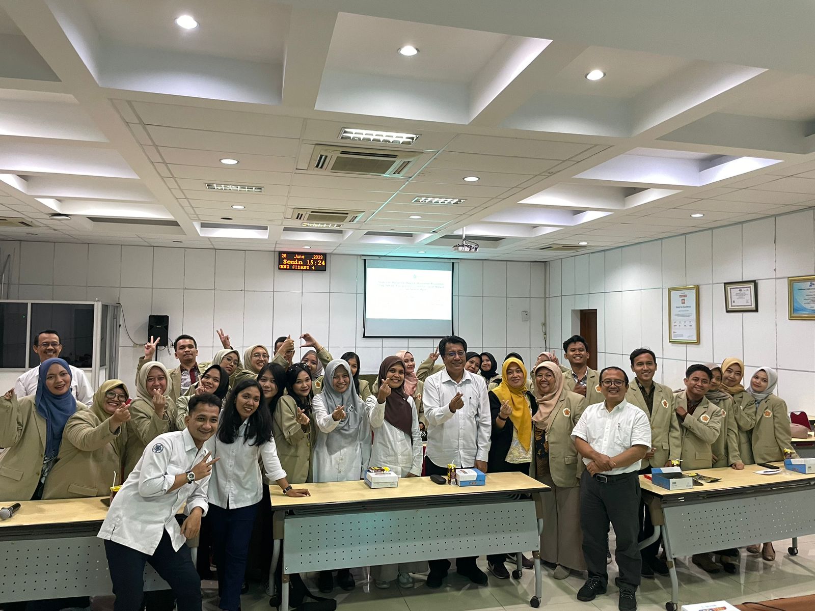 Fieldtrip MMPT UGM ke Politeknik ATMI Surakarta dan Universitas Sebelas ...